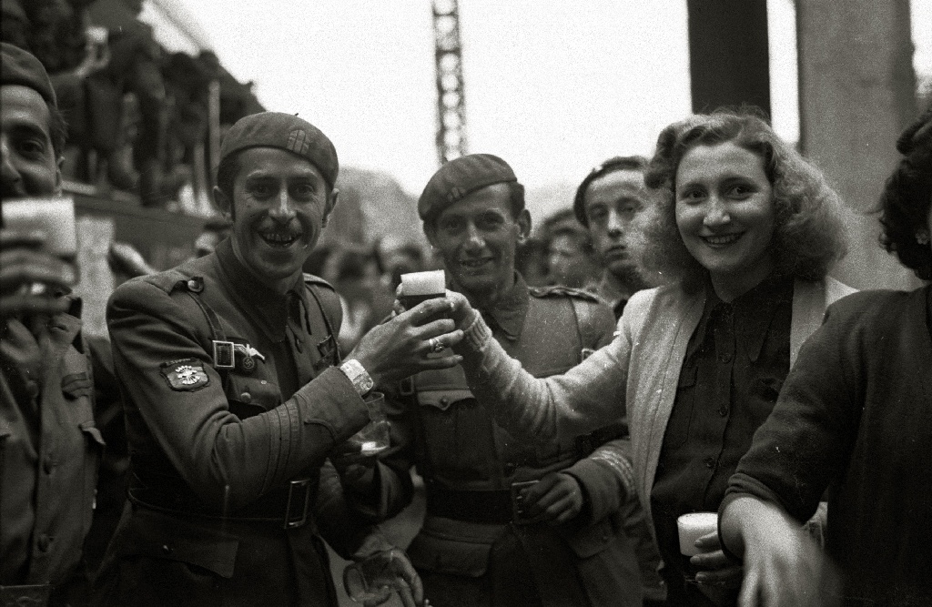 Llegada_de_integrantes_de_la_División_Azul_a_la_estación_del_Norte_(6 ...